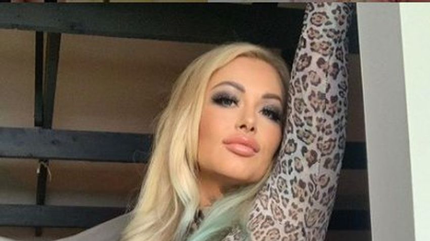 Akkora dudái vannak, hogy balesetet okoz vele a szőke szilikoncsoda ...