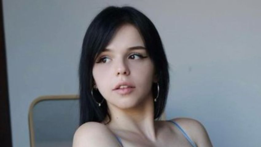 Aprócska virágokkal próbálta elfedni csodás melleit az Onlyfans-modell ...