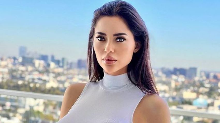 Csak egy kis cérnaszál tartja a luxusfeleség hatalmas melleit | BorsOnline