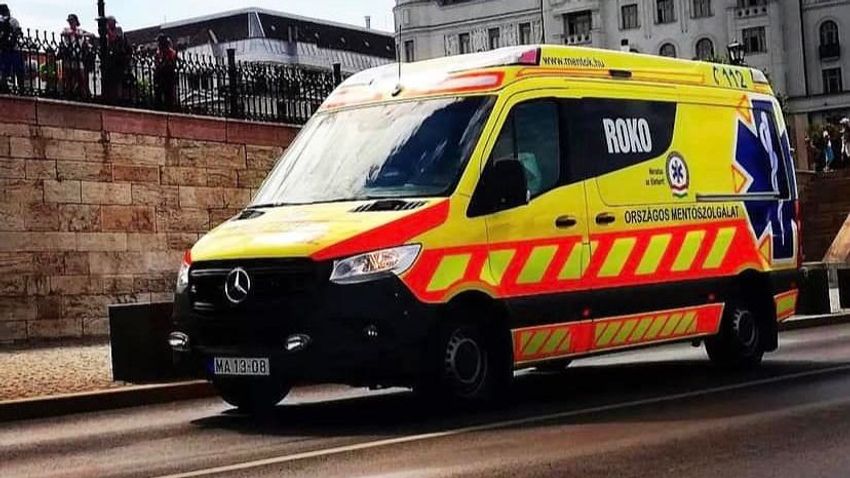 Dráma Budapest belvárosában: utasok és a BKV-sok élesztettek újra egy ... Dráma Budapest belvárosában: utasok és a BKV-sok élesztettek újra egy ...