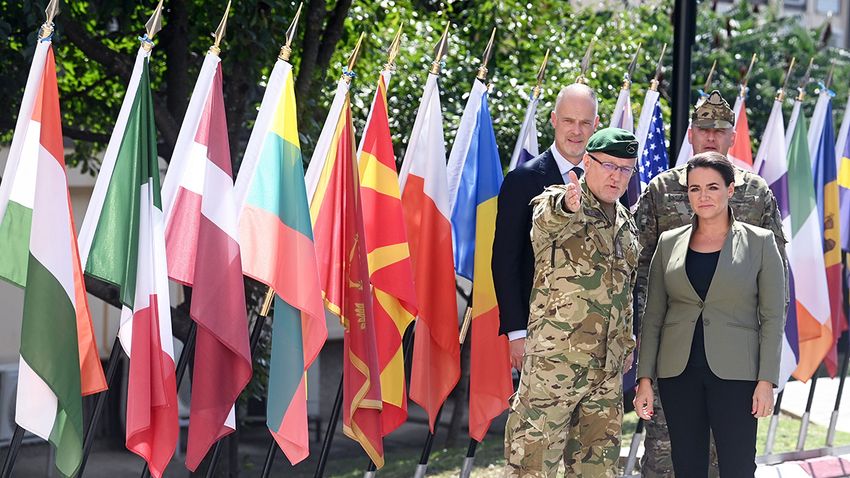 Így csocsózott Novák Katalin a magyar katonákkal Koszovóban | BorsOnline