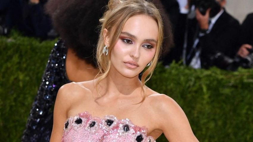 Johnny Depp lánya ledobta a textilt: félmeztelenül pózol a 23 éves Lily ...