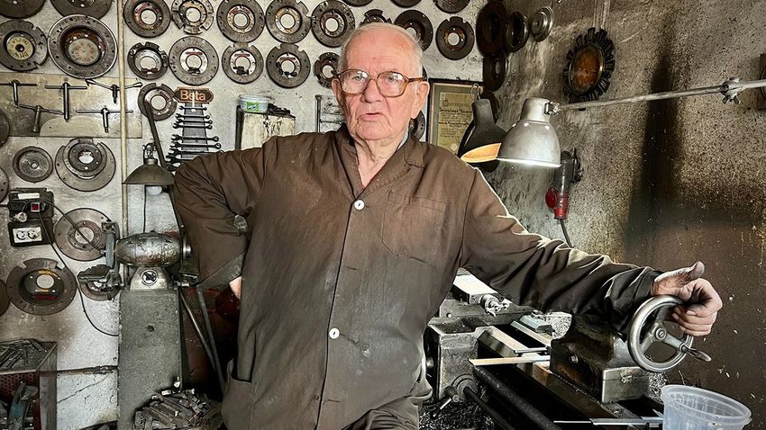 "Le a kalappal János bácsi előtt!" - gratulációk hada érkezik a 84 éves ...