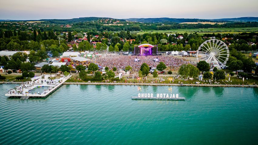 Viharos szélben nyitotta meg kapuit a Balaton Sound | BorsOnline