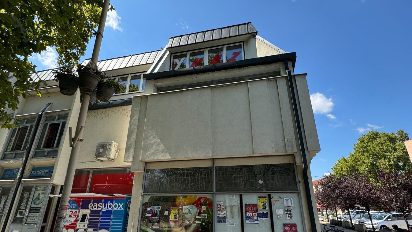 Még mindig a gyerekbántalmazó karateedző nevével hirdetik a ...