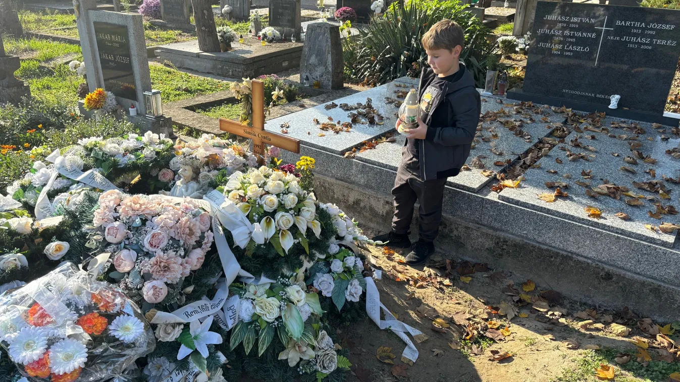 Dominik is mécsest gyújt édesanyja sírjánál