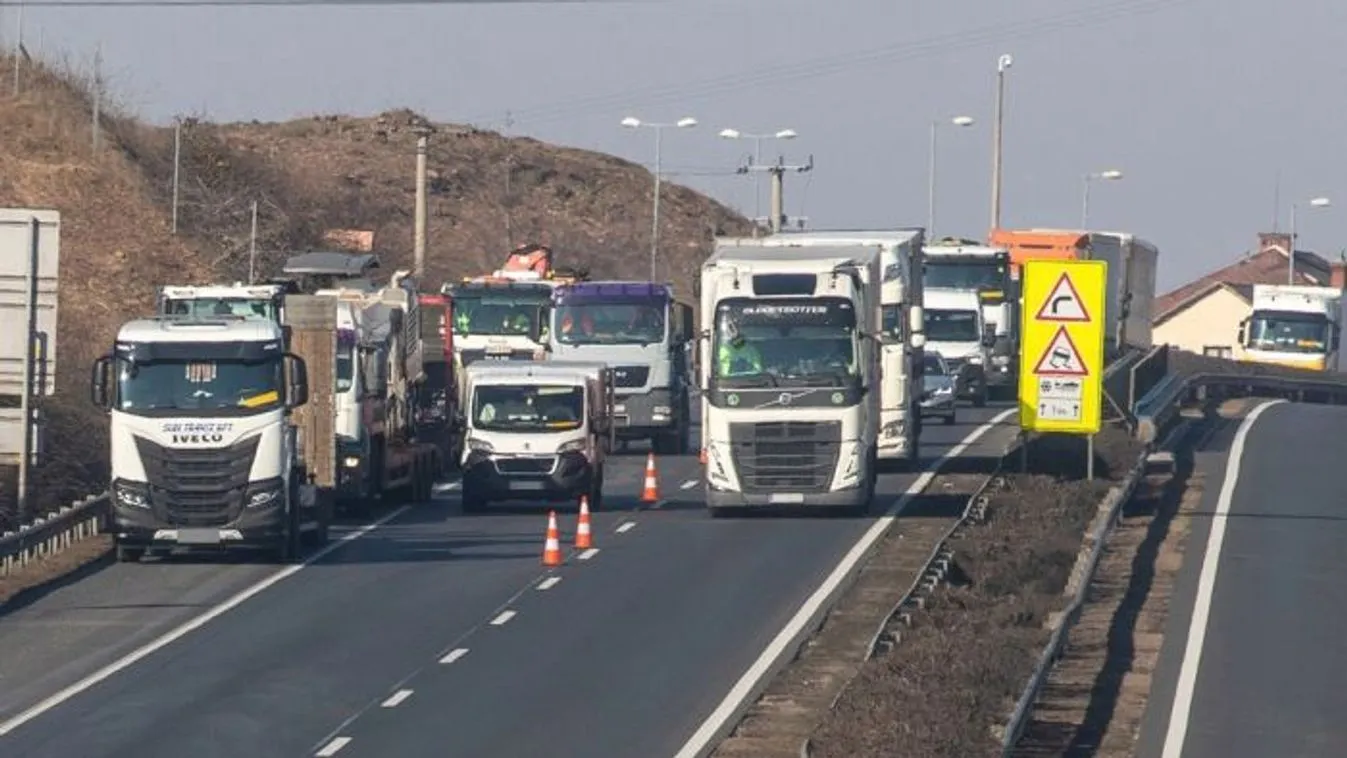 Keresztbe fordult egy vontatóautó az M3-ason: teljes a káosz, óriási baleset