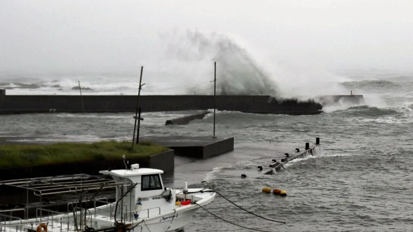 Viharos széllökésekkel érkezik a tájfun a japán partokhoz