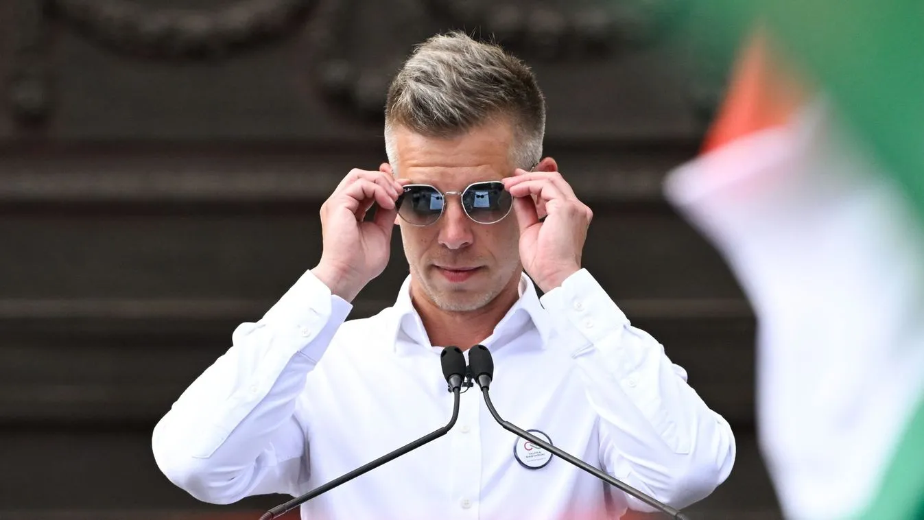 Magyar Péter csak magát mutogatta a pápa temetésén, hajzselé minden ...