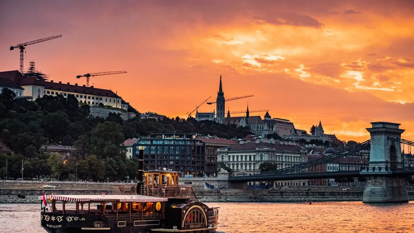 Reformkori hangulatú gőzhajóval fedezhetjük fel Budapest nevezetességeit