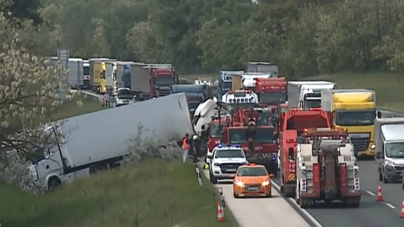 Brutális tömegkarambol az M1-esen: négy kamion rohant egymásba