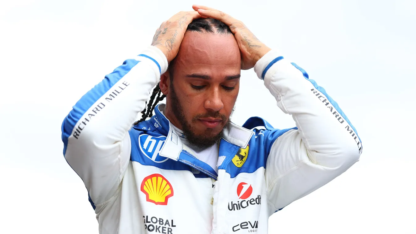 Szőke kebelcsodával látták Lewis Hamiltont