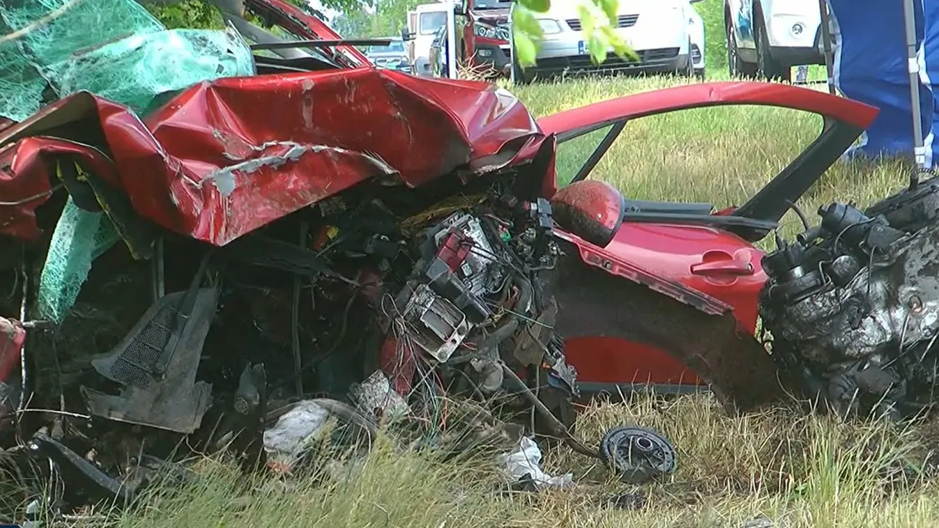 Még a motor is kiszakad a kocsiból: esély sem volt túlélni a békési ...