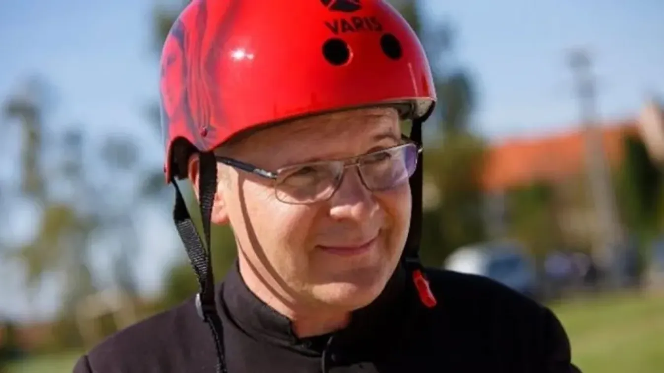 Így buzdít az iskolakezdés előtt a gördeszkás pap