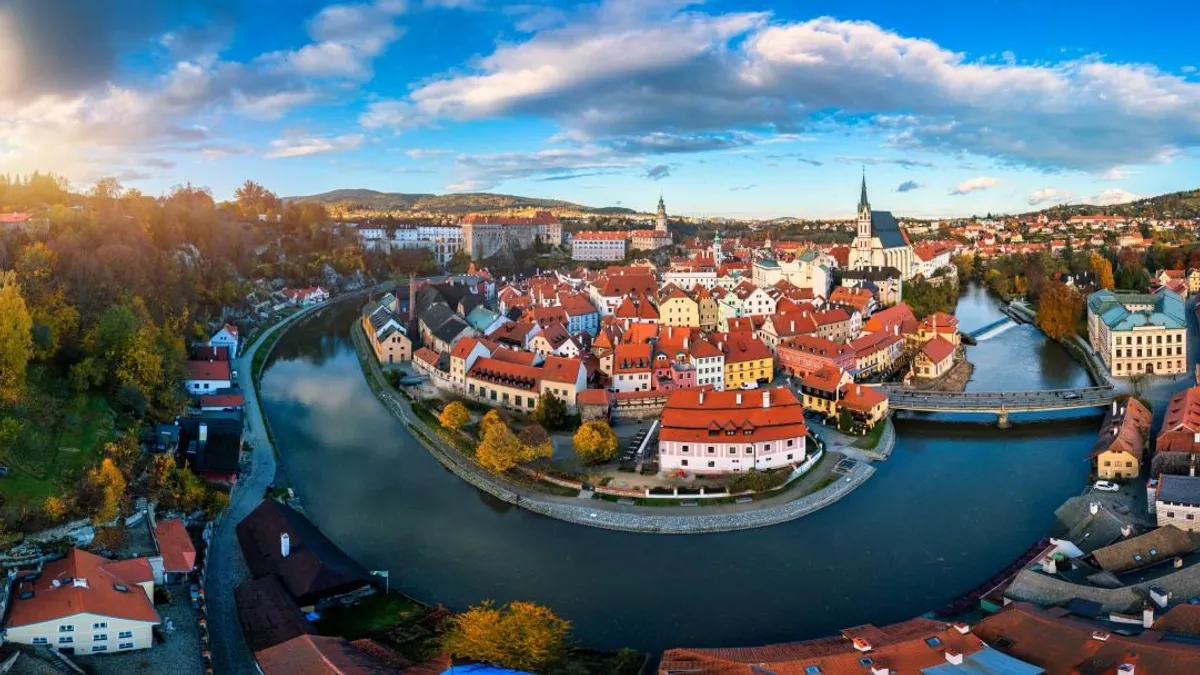 Macskaköves utcák és mesés tornyok: Cesky Krumlov ősszel mutatja meg a ...